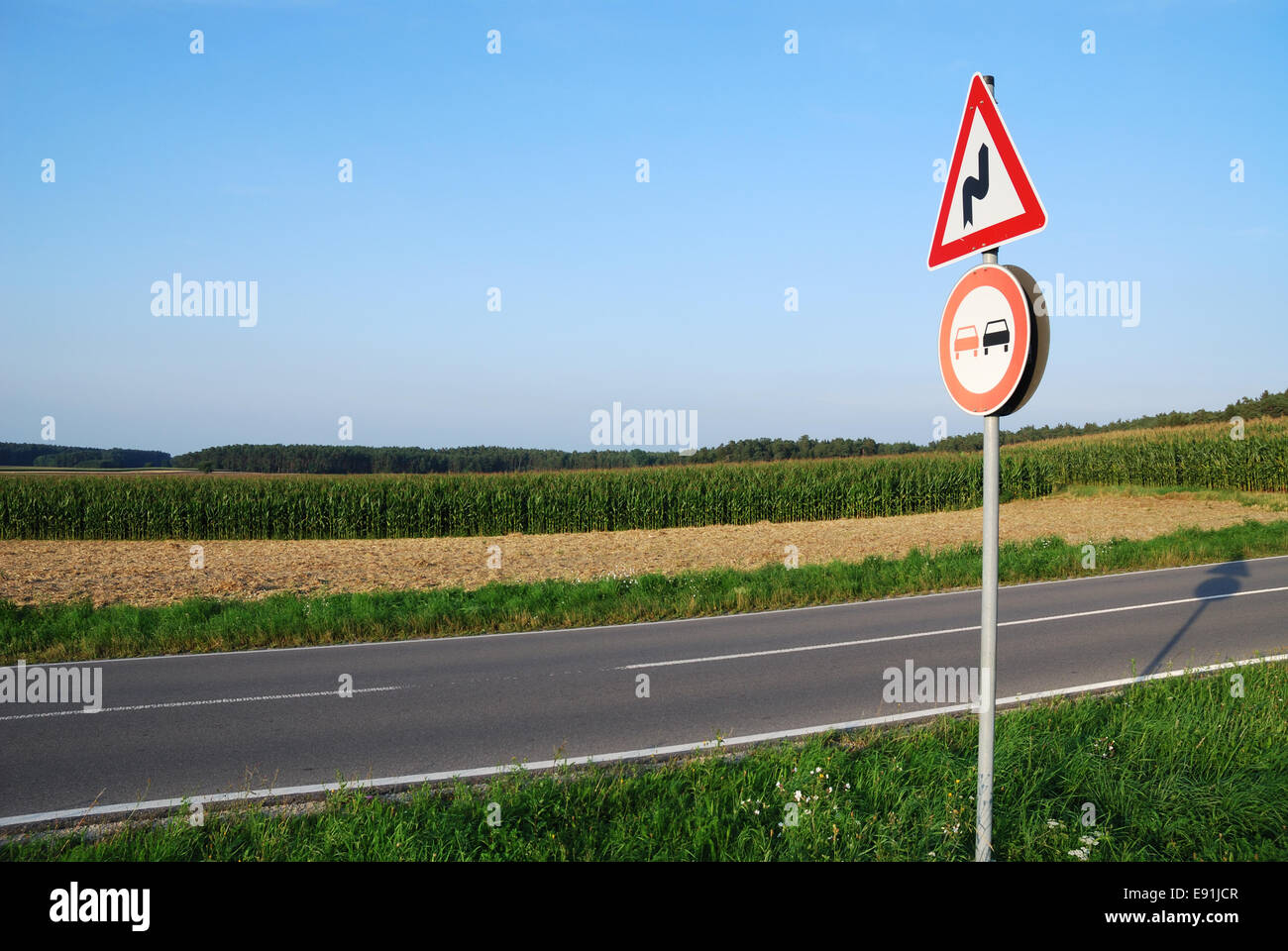 Blue advisory signs hi-res stock photography and images - Alamy