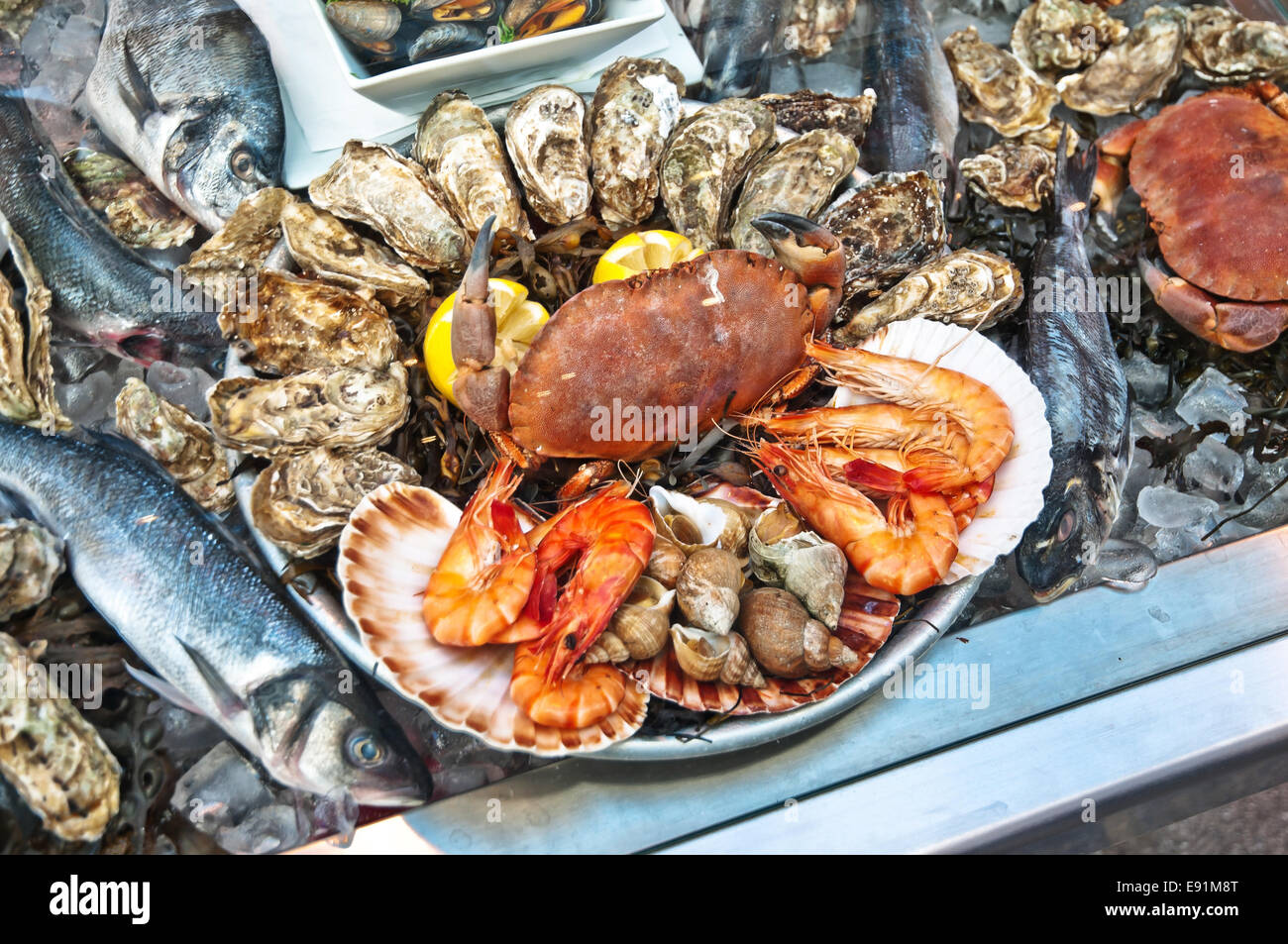 Fisch stand hi-res stock photography and images - Alamy