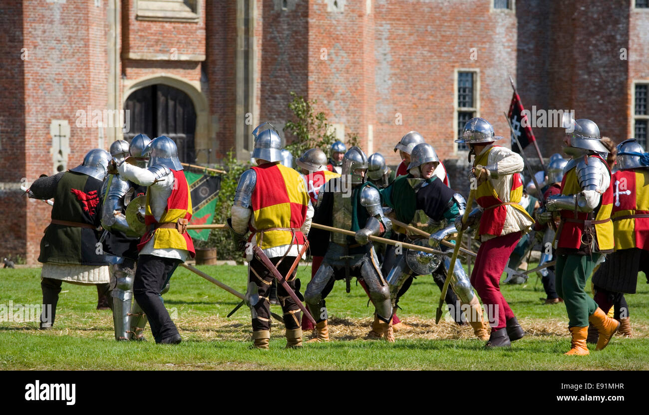 Medieval castle siege hi-res stock photography and images - Alamy