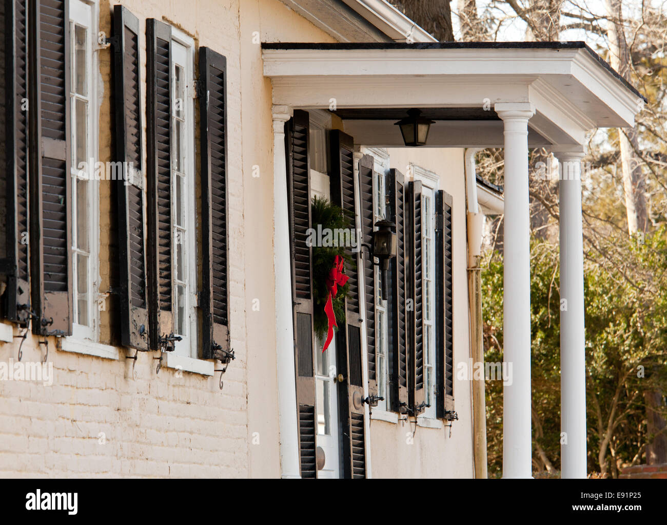 Cream colored house hi-res stock photography and images - Alamy