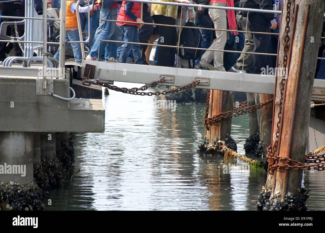 People and children on bridge hi-res stock photography and images - Alamy