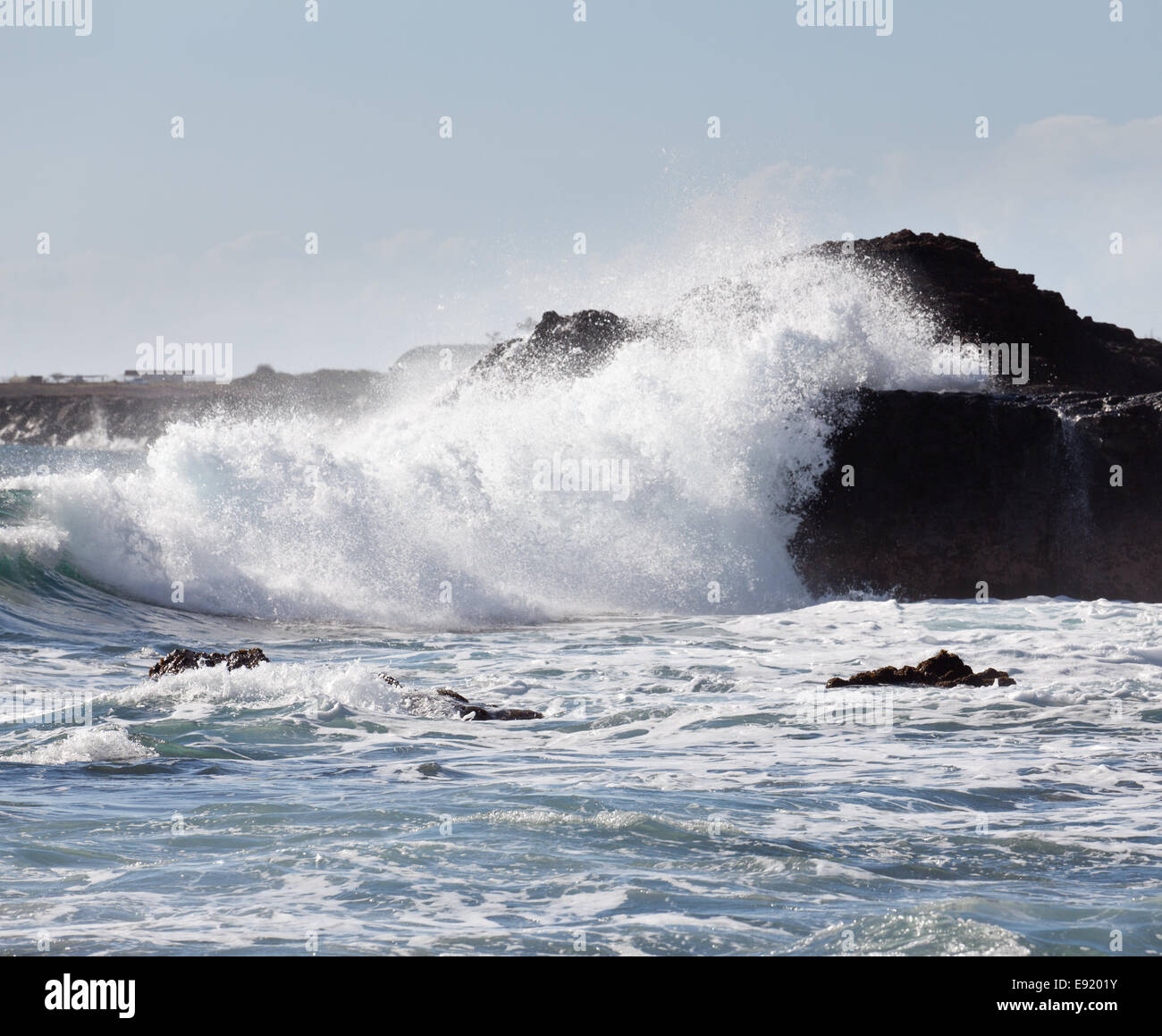 Surf waves crashing on rocks hi-res stock photography and images - Alamy