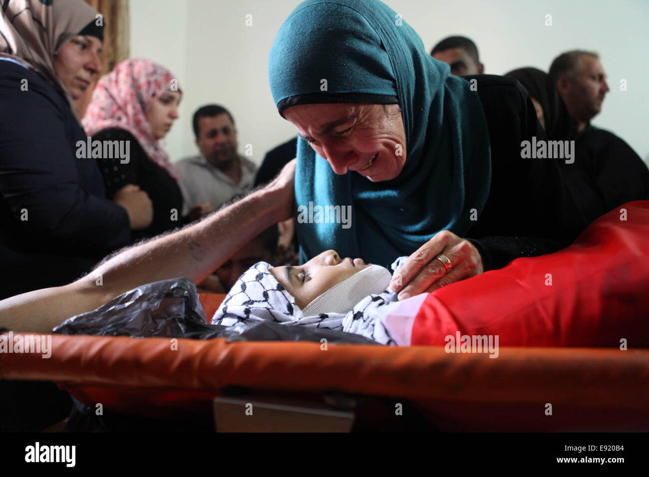 Relative mourns during funeral palestinian hi-res stock photography and ...