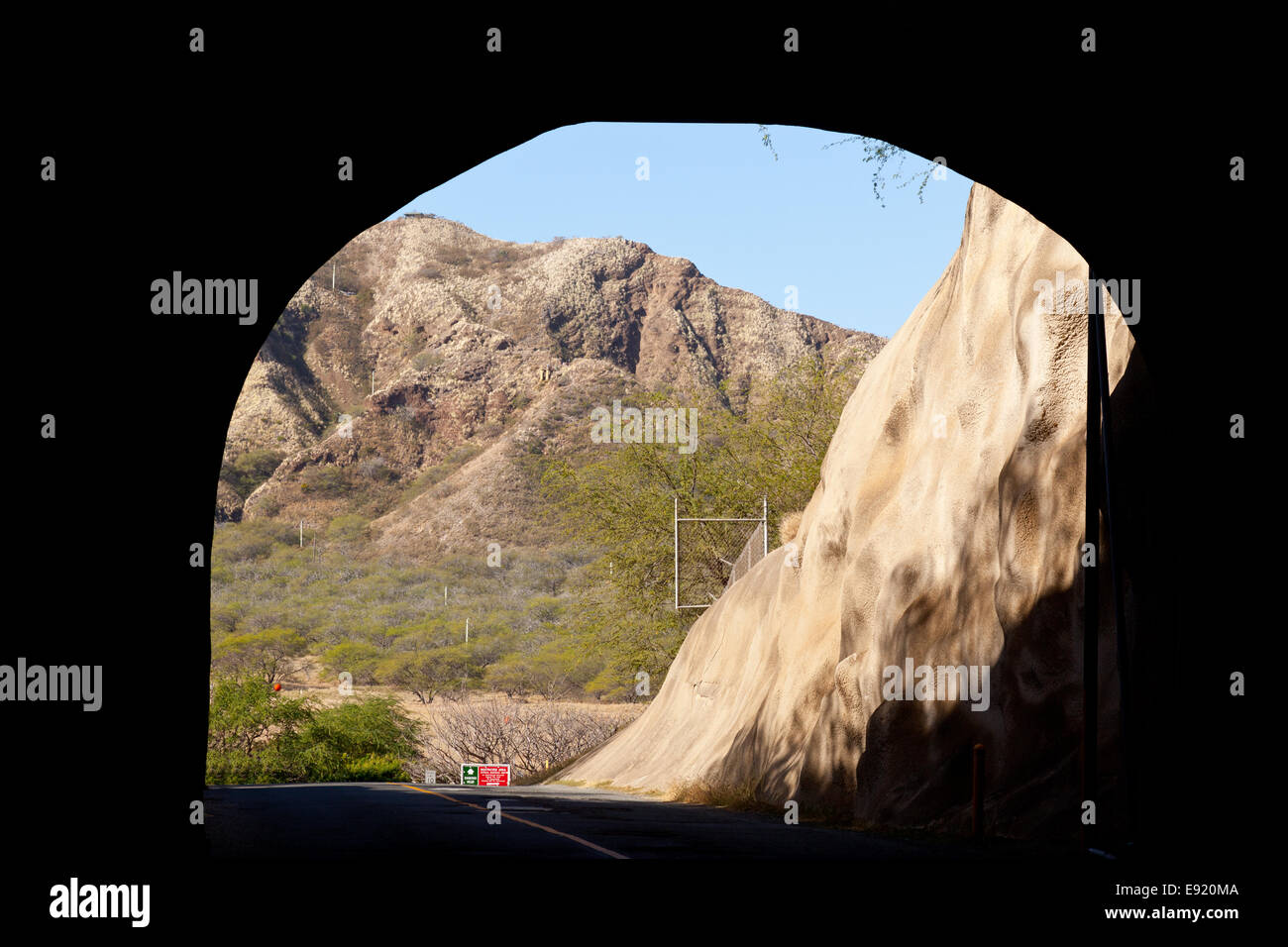 Diamond head trail waikiki oahu hi-res stock photography and images - Alamy