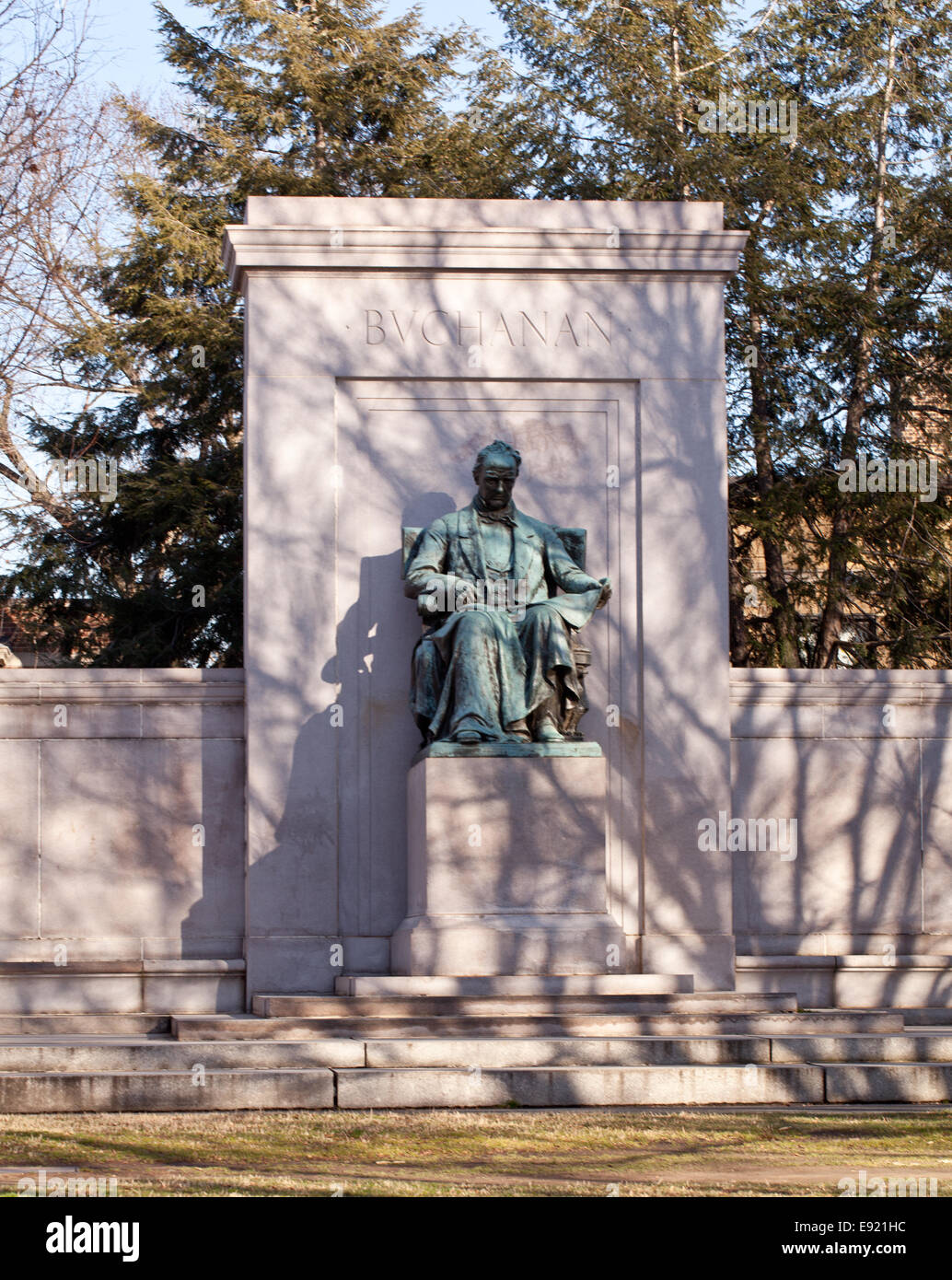 Bronze statue in park hi-res stock photography and images - Alamy