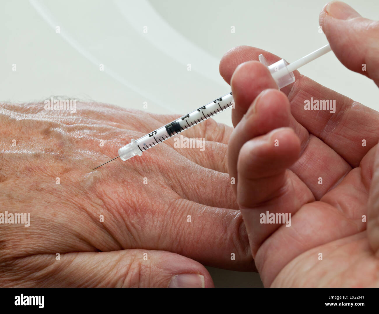 Injection hand hi-res stock photography and images - Alamy