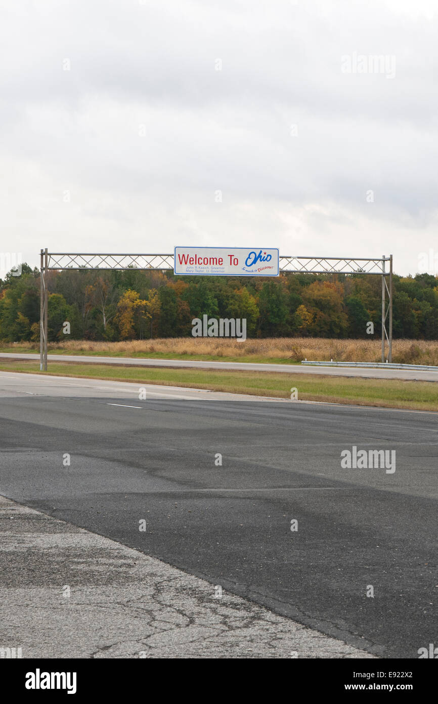 Welcome to Ohio sign over the interstate Stock Photo - Alamy