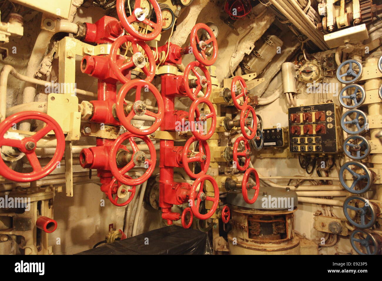 Submarine steering wheel hi-res stock photography and images - Alamy