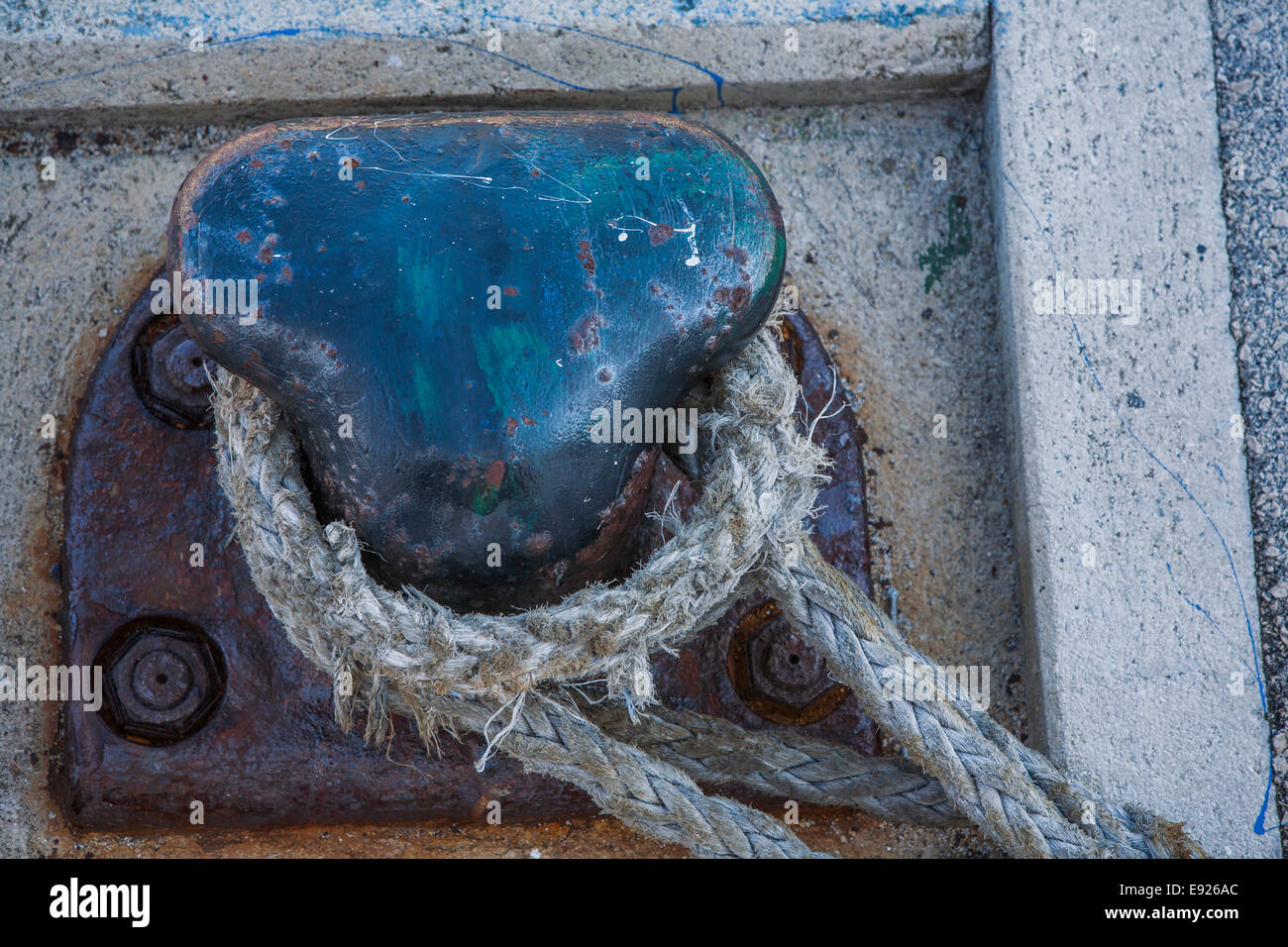 Mooring line of a ship Stock Photo - Alamy
