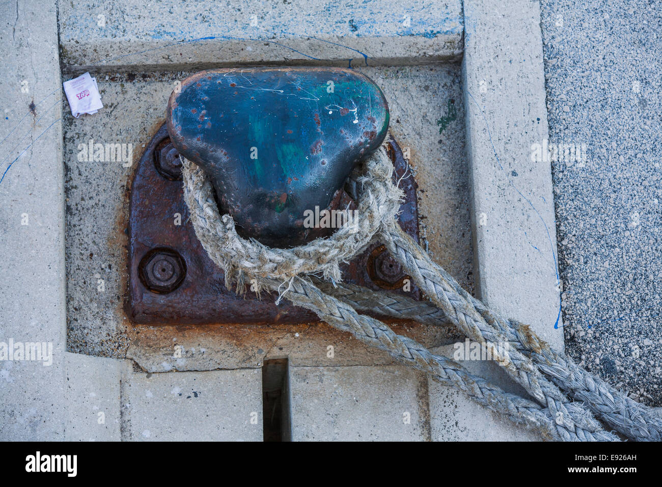 Mooring line of a ship Stock Photo - Alamy
