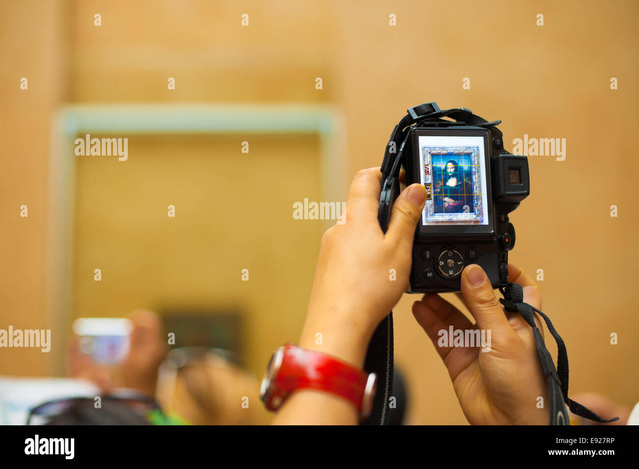 Mona Lisa Camera LCD Louvre Stock Photo - Alamy