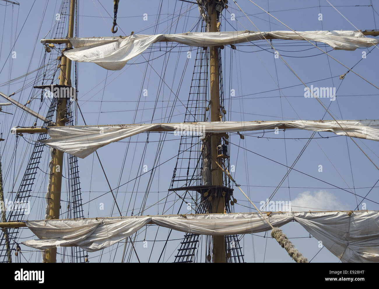 Hoisted sails hi-res stock photography and images - Alamy