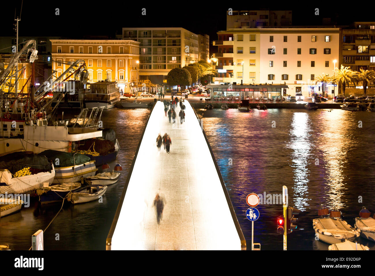 City town tree bridge hi-res stock photography and images - Alamy