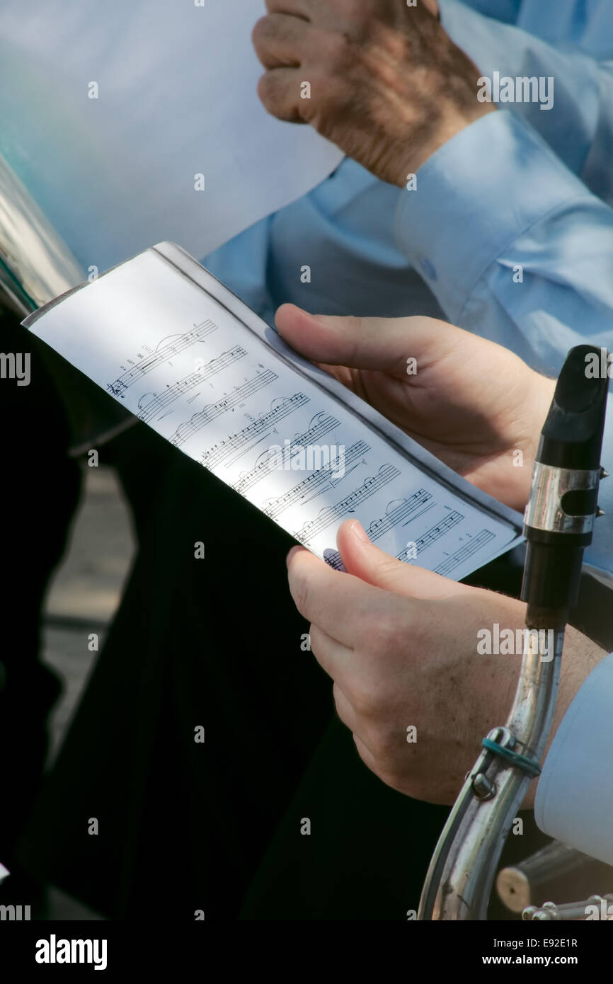 Holds sheet music hi-res stock photography and images - Alamy