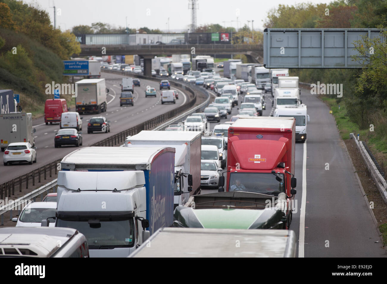 M1 Northbound, Newport Pagnell, UK. 17th October, 2014. Congestion ...