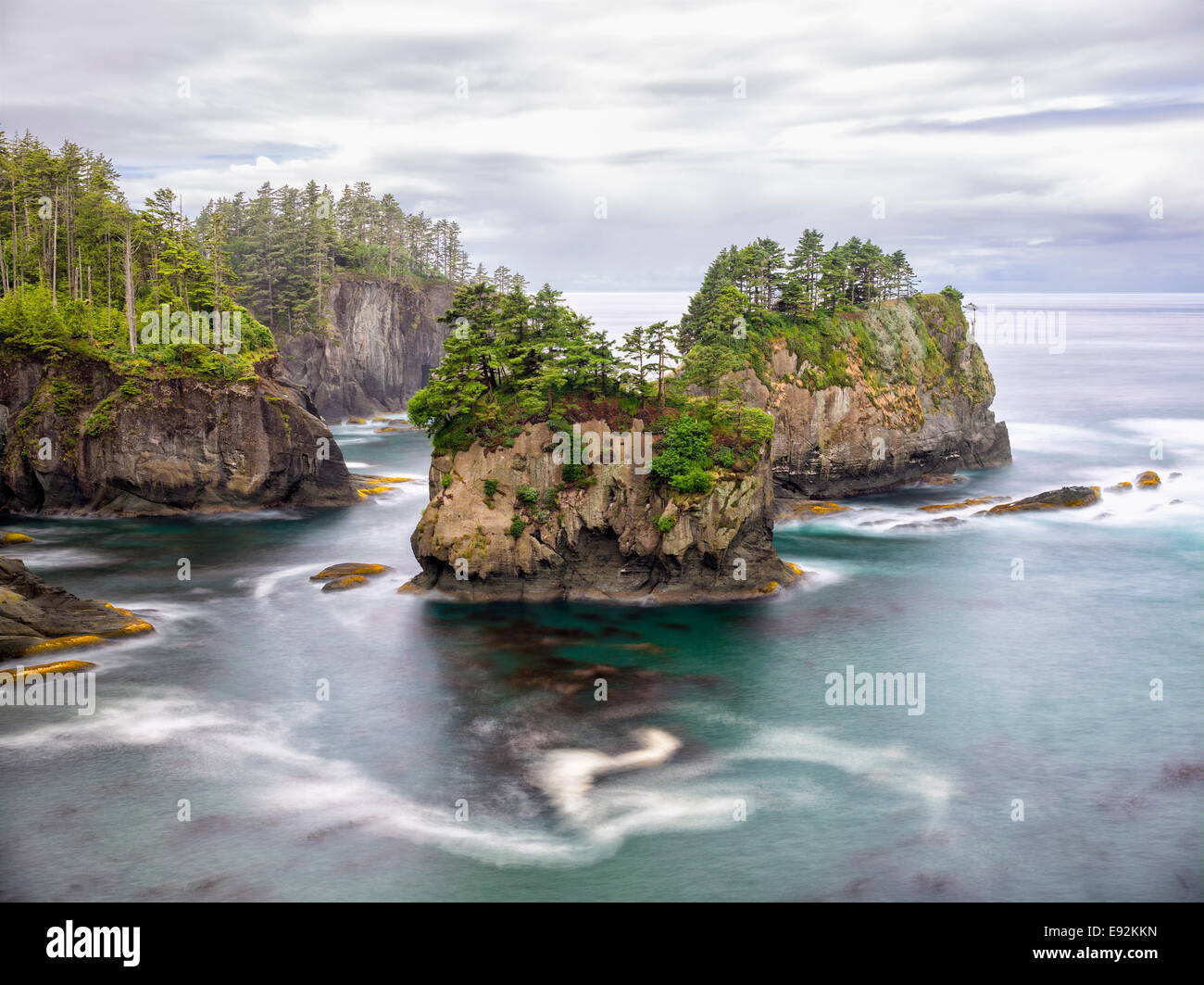 Hole in the Wall islands in the Pacific Northwest Stock Photo - Alamy