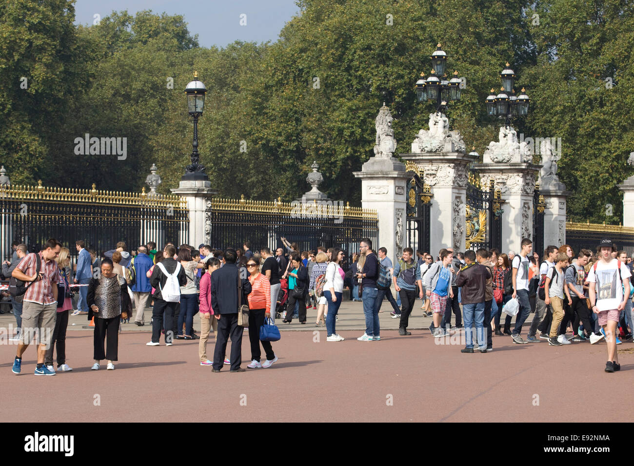 Tourists gathering outside the residence of the Queen of England ...