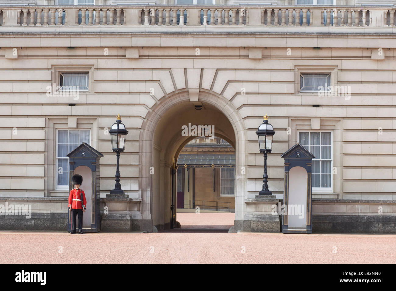 The Palace Guards outside Buckingham Palace London England Stock Photo ...