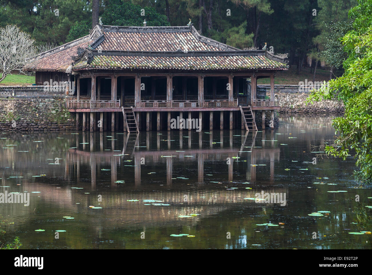 Vietnam Hué Emperor Tu Doc's mausoleum: Luu Khiem Lake and Xung Khiem ...