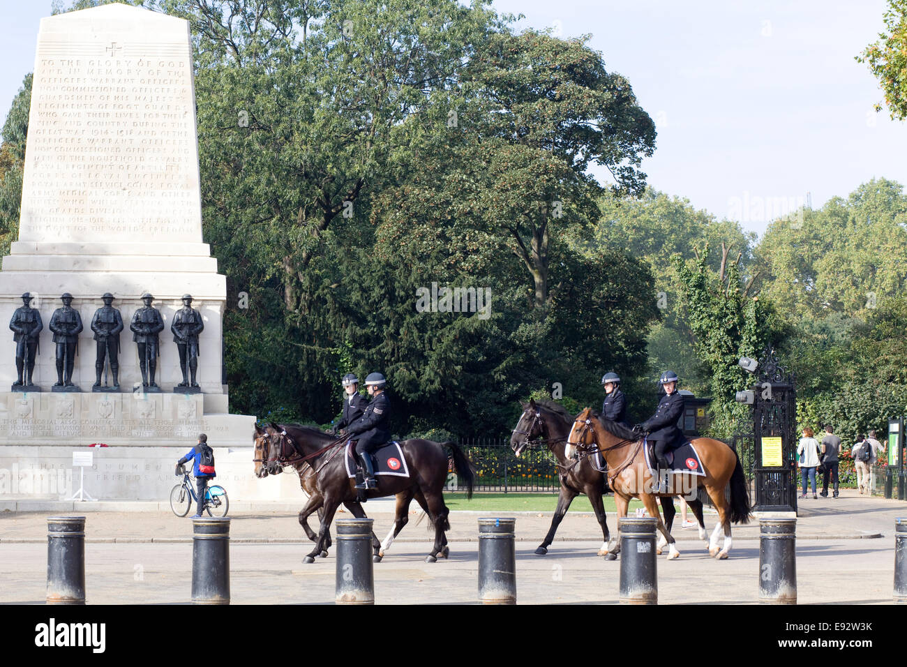 Police memorial statue hi-res stock photography and images - Alamy