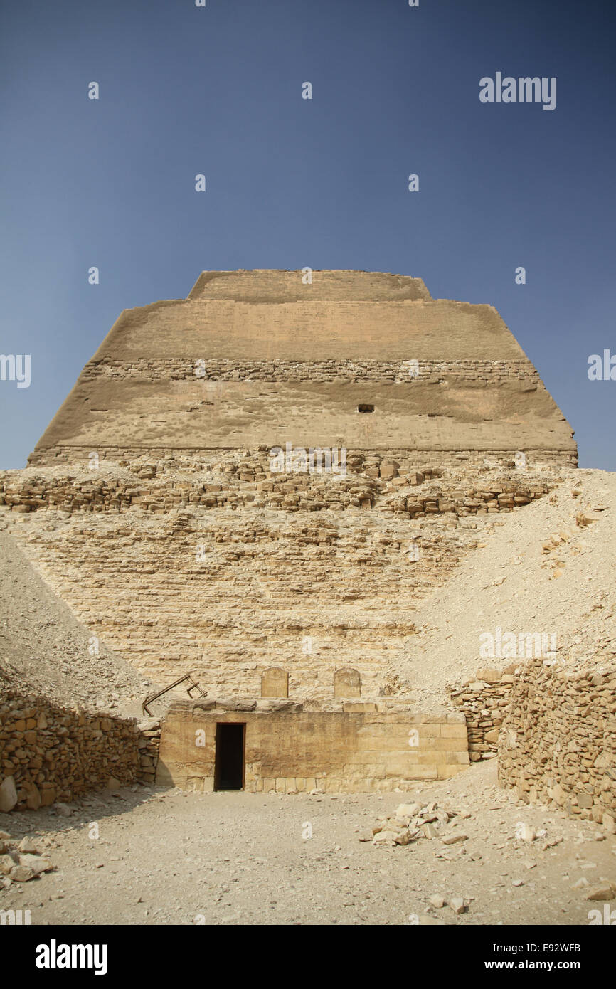 The pyramid of King Snefru (the first king of the 4th Dynasty, came to ...