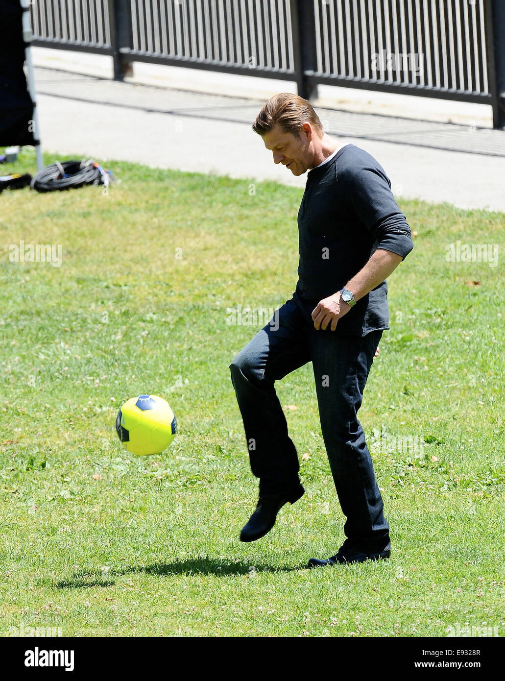 Game of Thrones star Sean Bean playing around with a soccer ball while ...