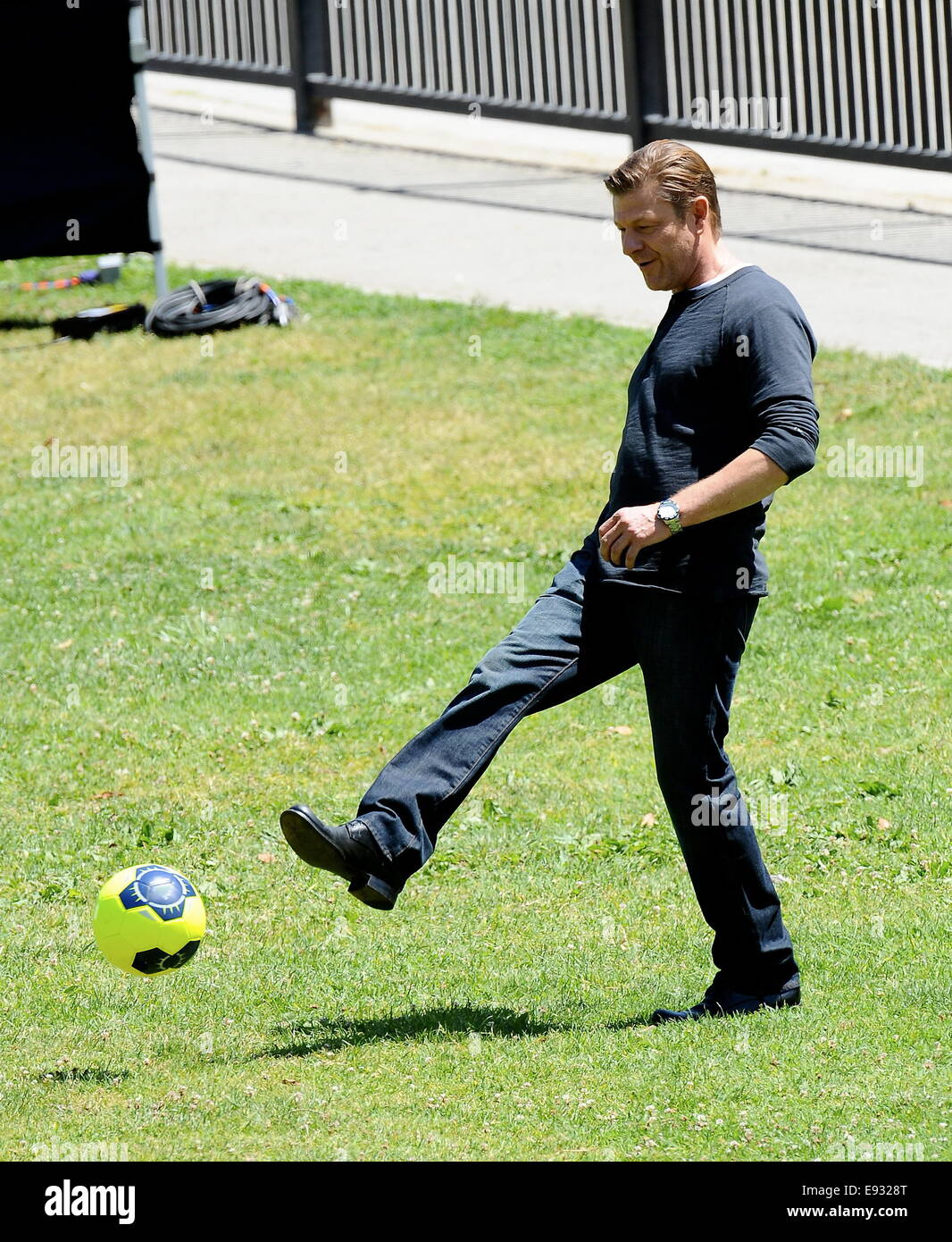 Game of Thrones star Sean Bean playing around with a soccer ball while ...