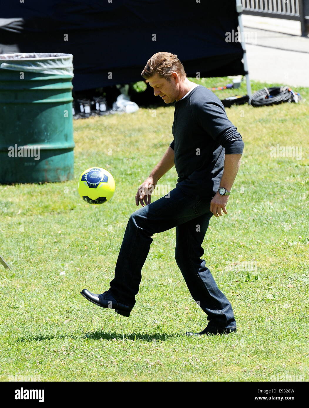 Game of Thrones star Sean Bean playing around with a soccer ball while ...