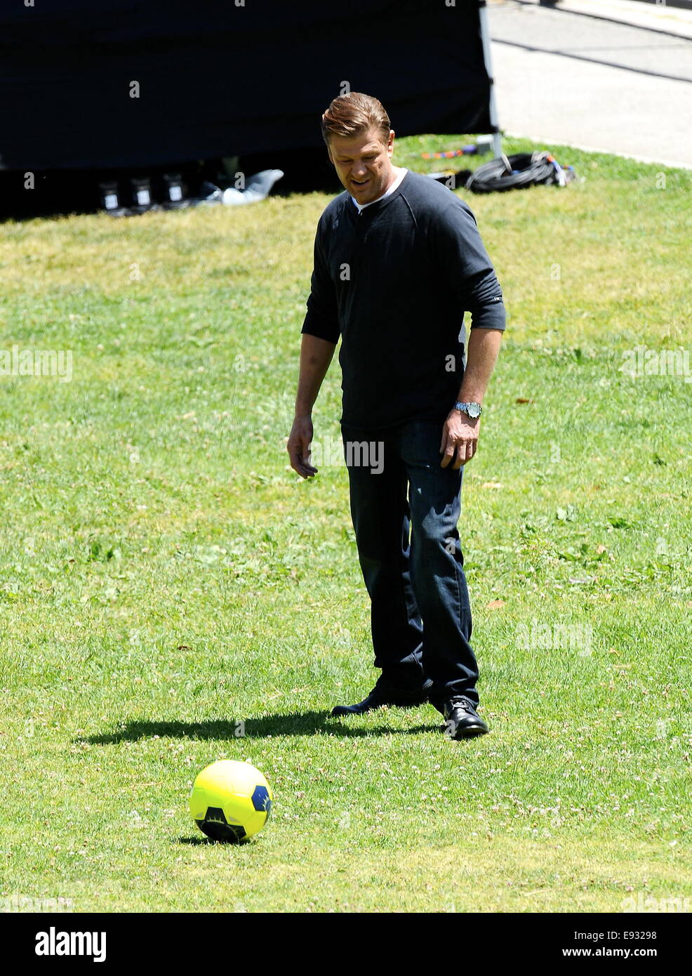 Game of Thrones star Sean Bean playing around with a soccer ball while ...