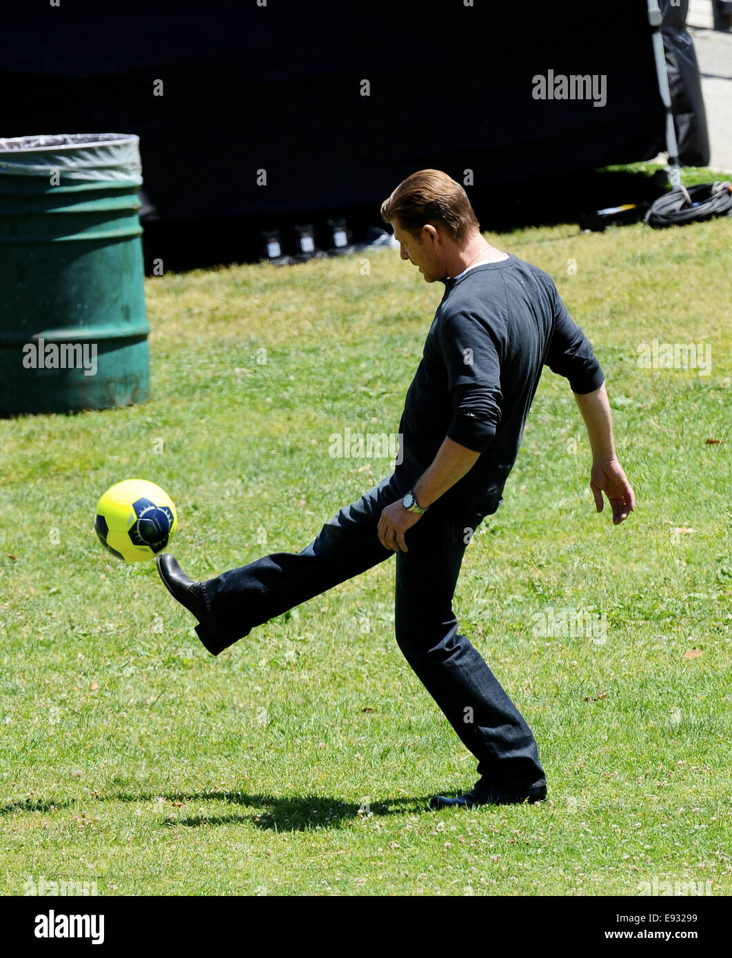Game of Thrones star Sean Bean playing around with a soccer ball while ...