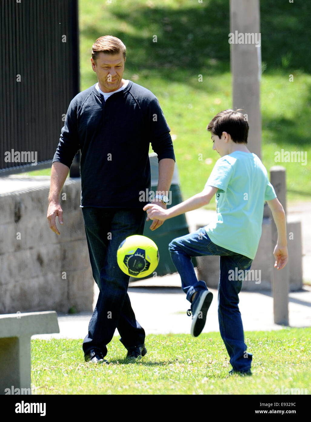 Game of Thrones star Sean Bean playing around with a soccer ball while ...