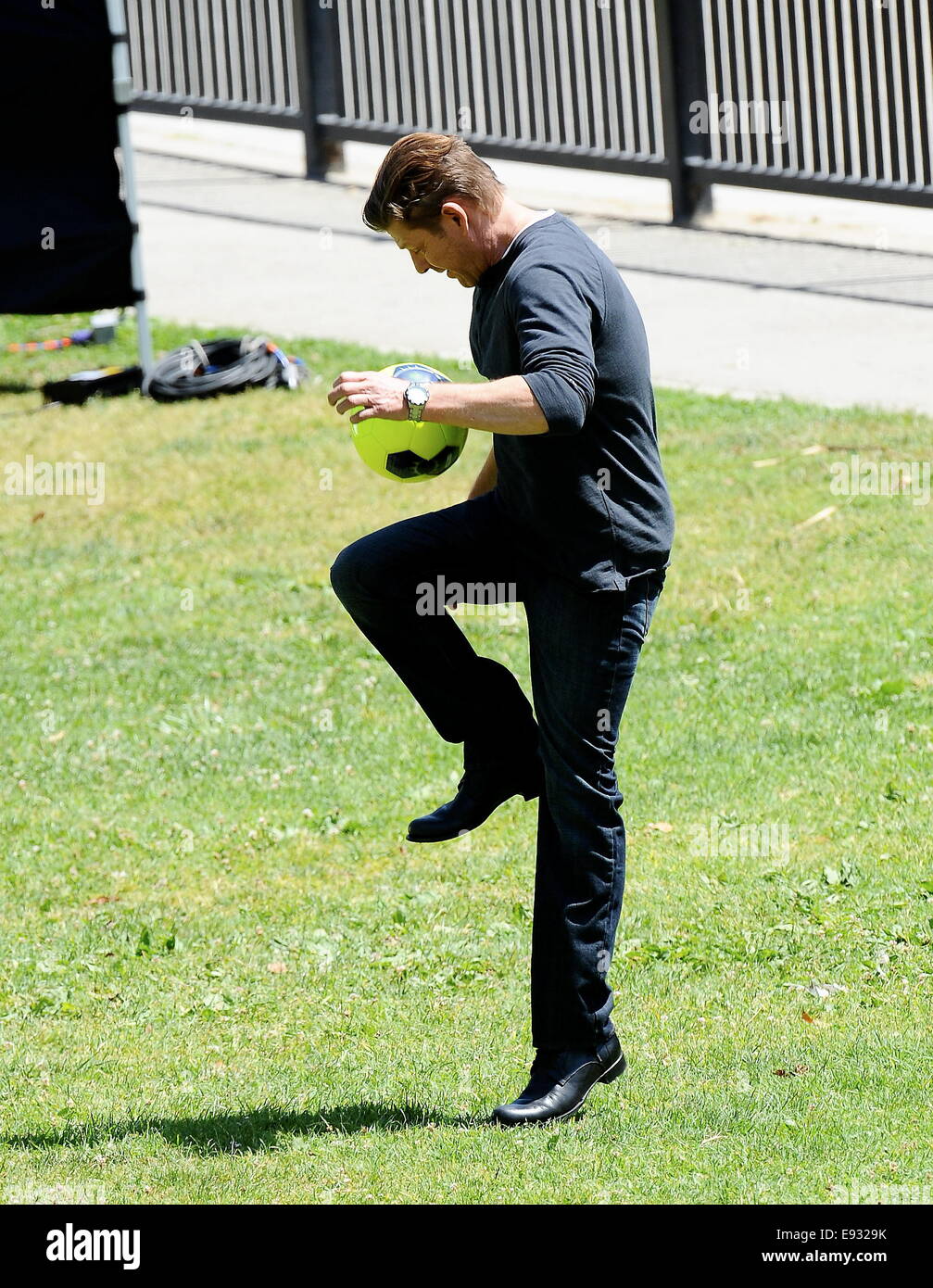 Game of Thrones star Sean Bean playing around with a soccer ball while ...