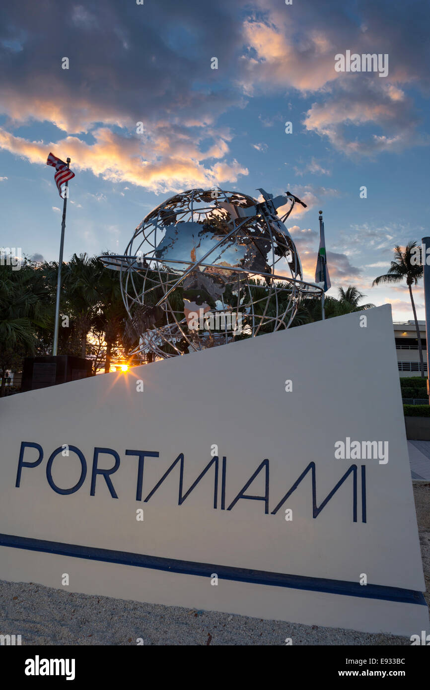 World globe sculpture hi-res stock photography and images - Alamy