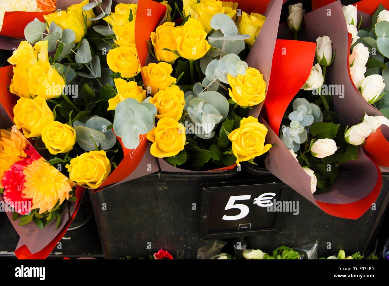 Roses for sale paris hi-res stock photography and images - Alamy