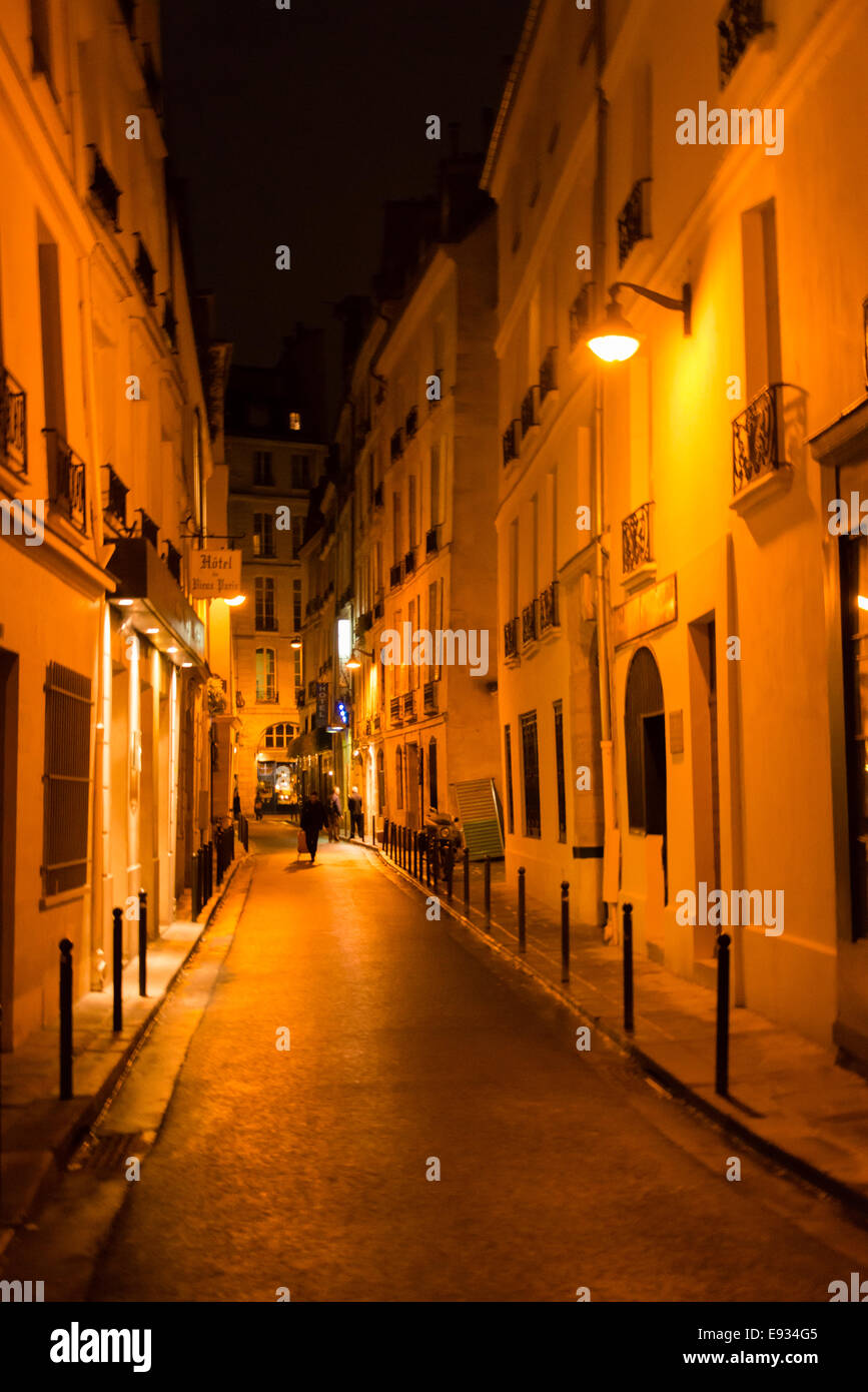 Paris street night hi-res stock photography and images - Alamy