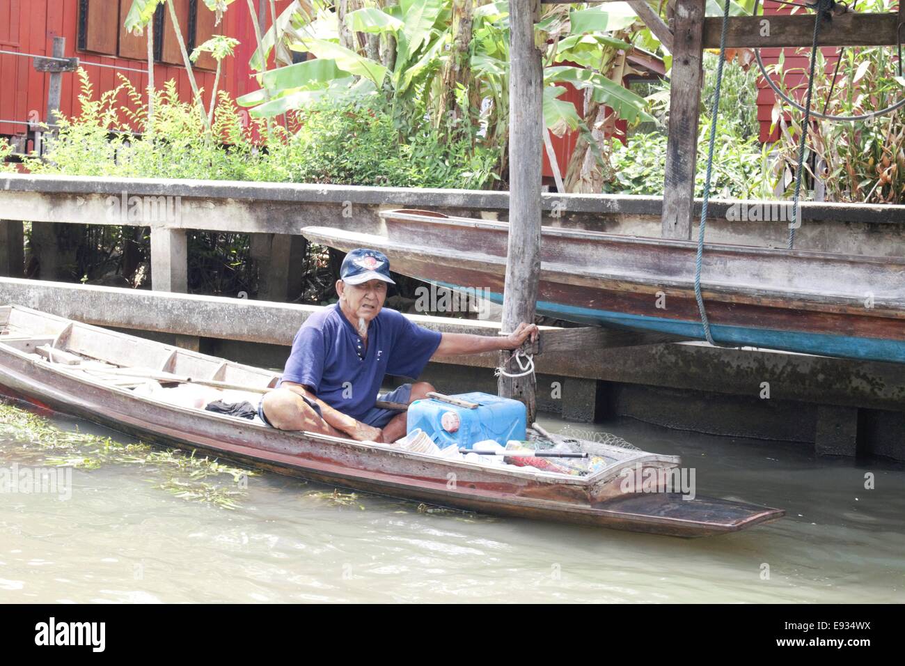 Man waiting patiently hi-res stock photography and images - Alamy