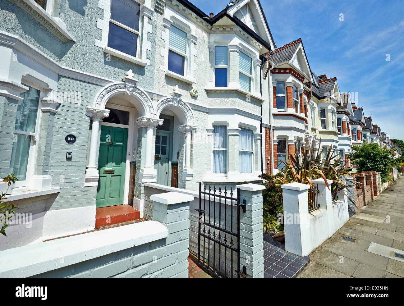Edwardian period terrace houses hi-res stock photography and images - Alamy