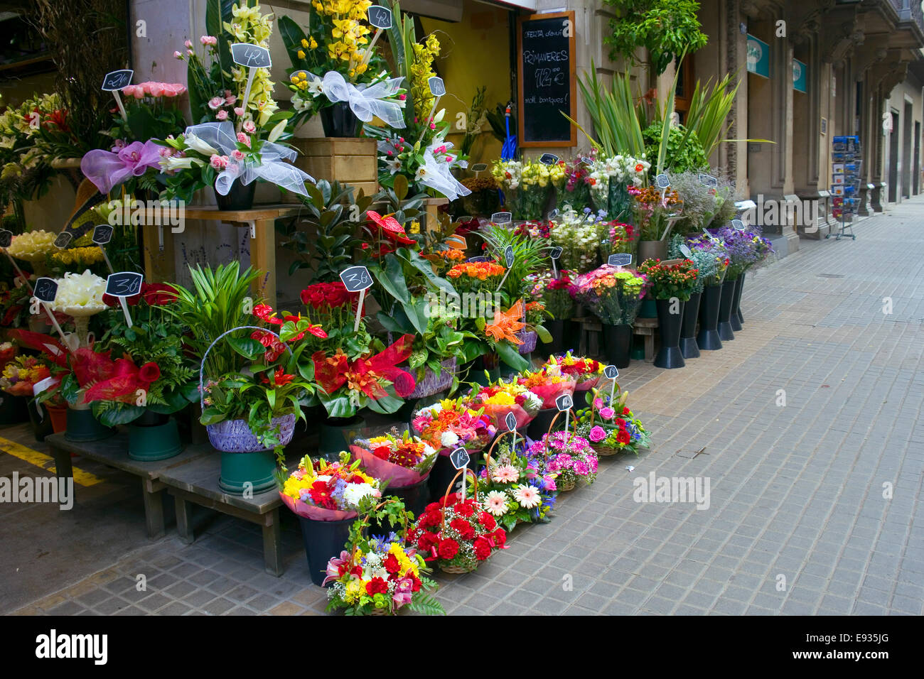 Flower shop exterior hi-res stock photography and images - Alamy