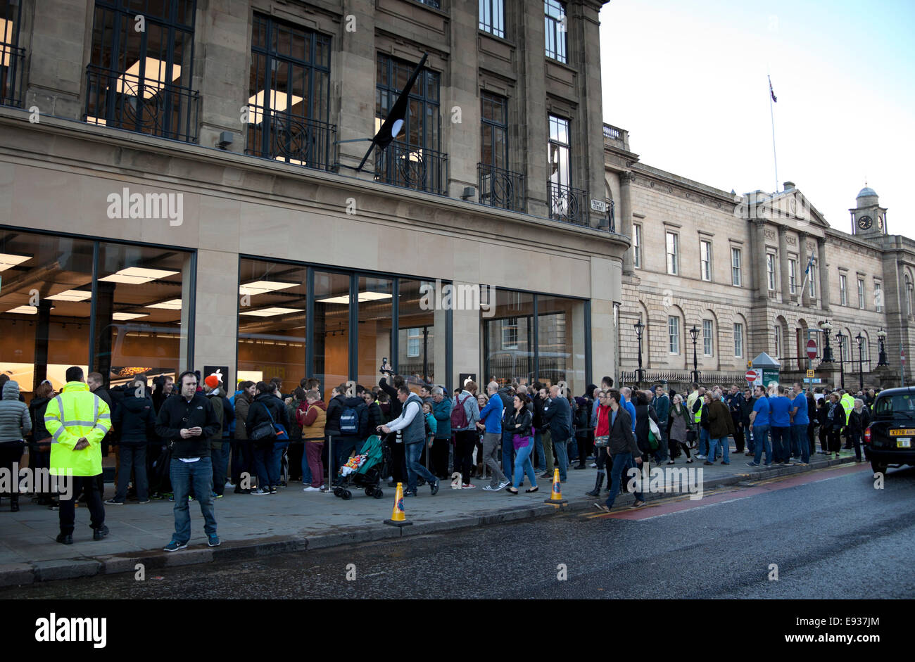 Apple store staff customers hi-res stock photography and images - Alamy