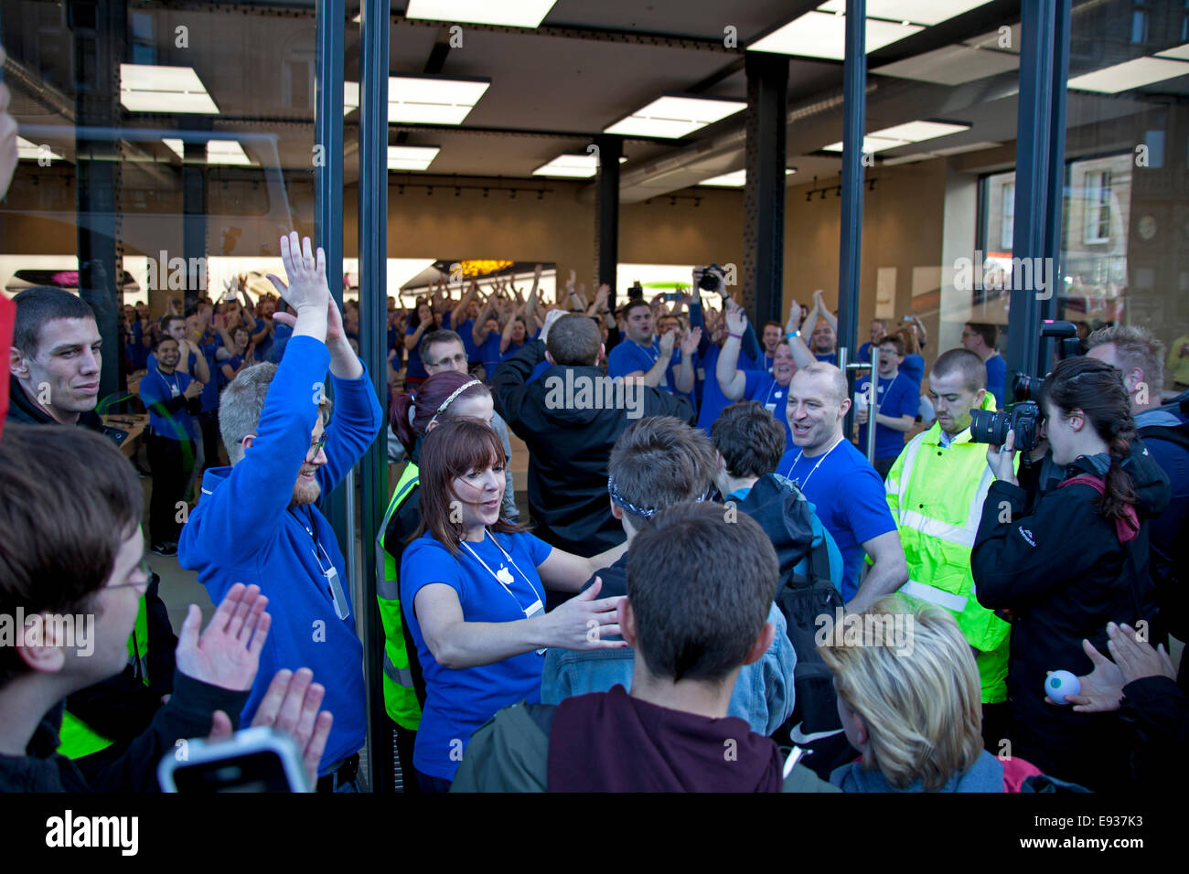 Apple store staff customers hi-res stock photography and images - Alamy
