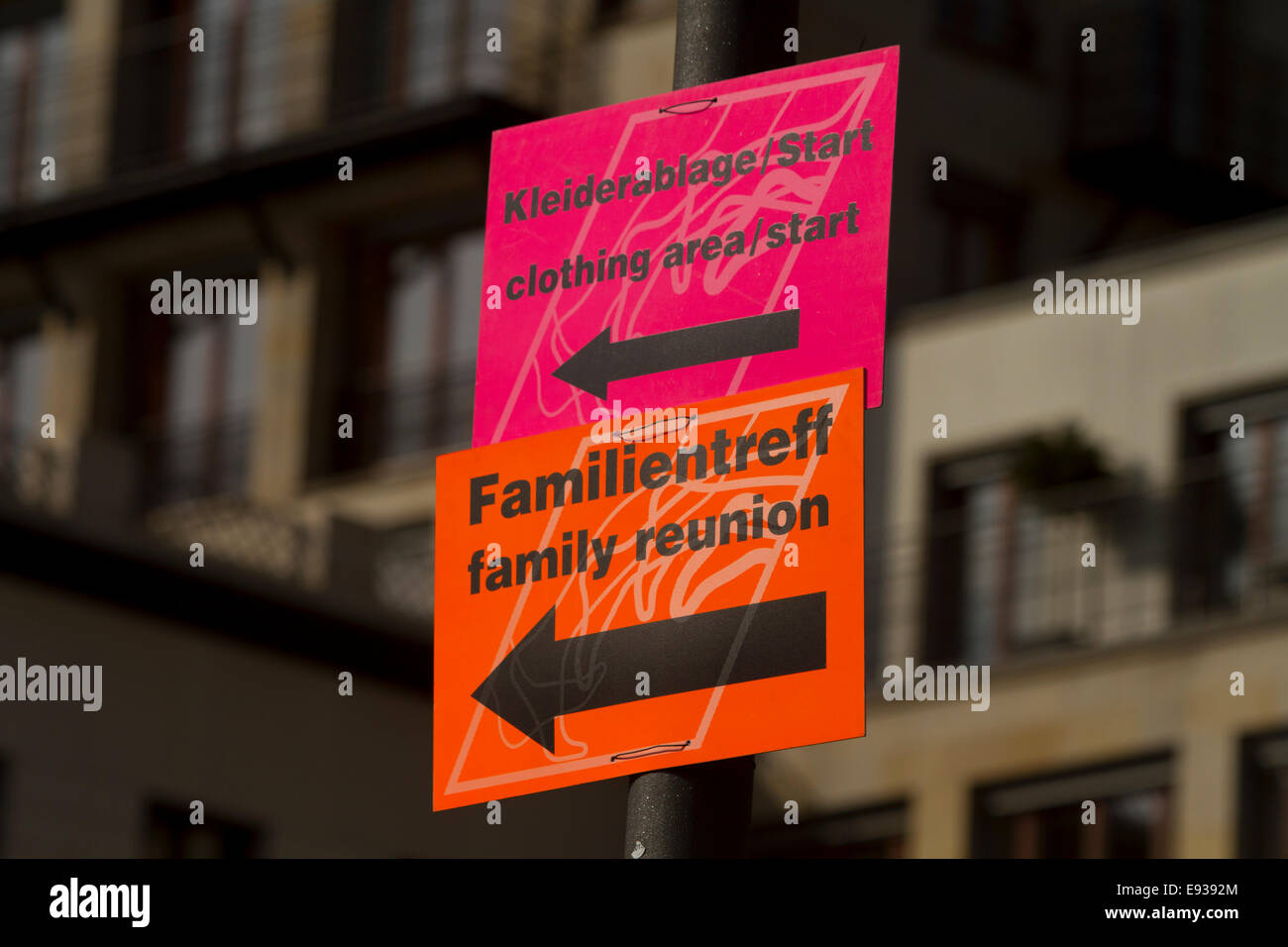 Marathon runners reunion signs Berlin German arrow Stock Photo - Alamy
