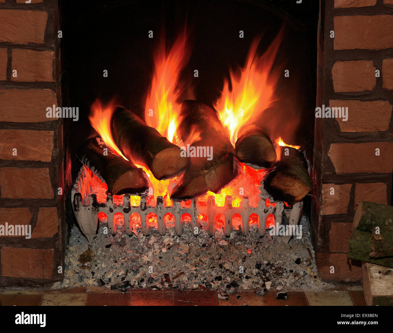 Log fire hi-res stock photography and images - Alamy