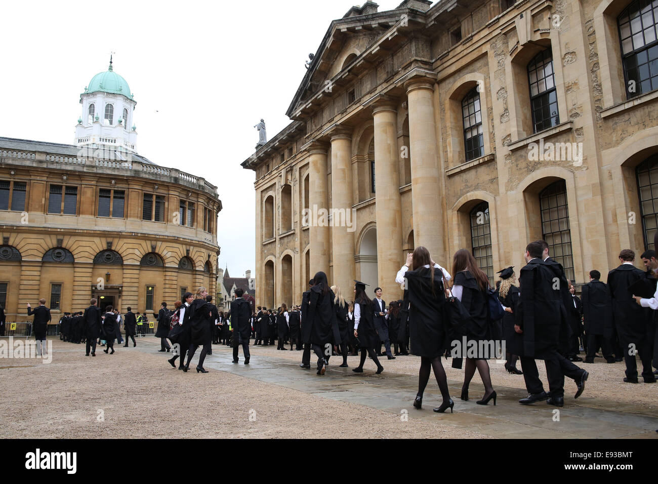 Oxford, UK 18th October. Students of Oxford University on their way to ...