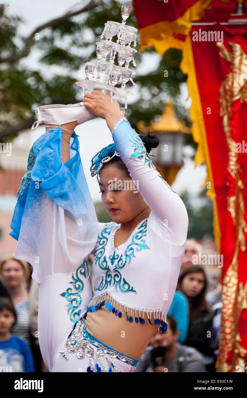 Contortion street act hi-res stock photography and images - Alamy