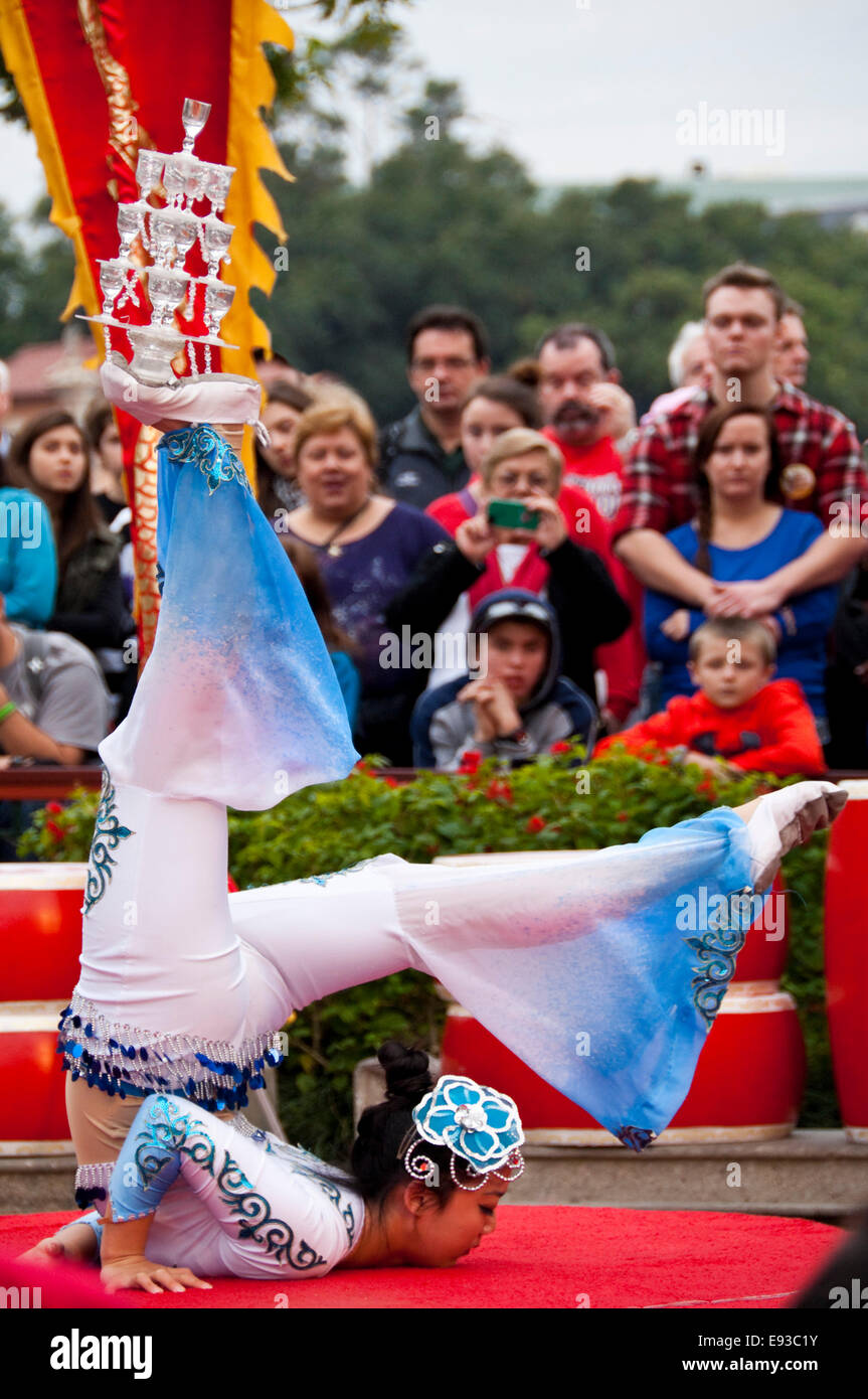 Contortionist hi-res stock photography and images - Alamy