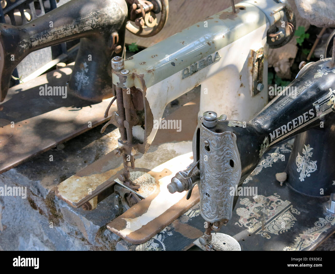 Vintage sewing machines Stock Photo - Alamy