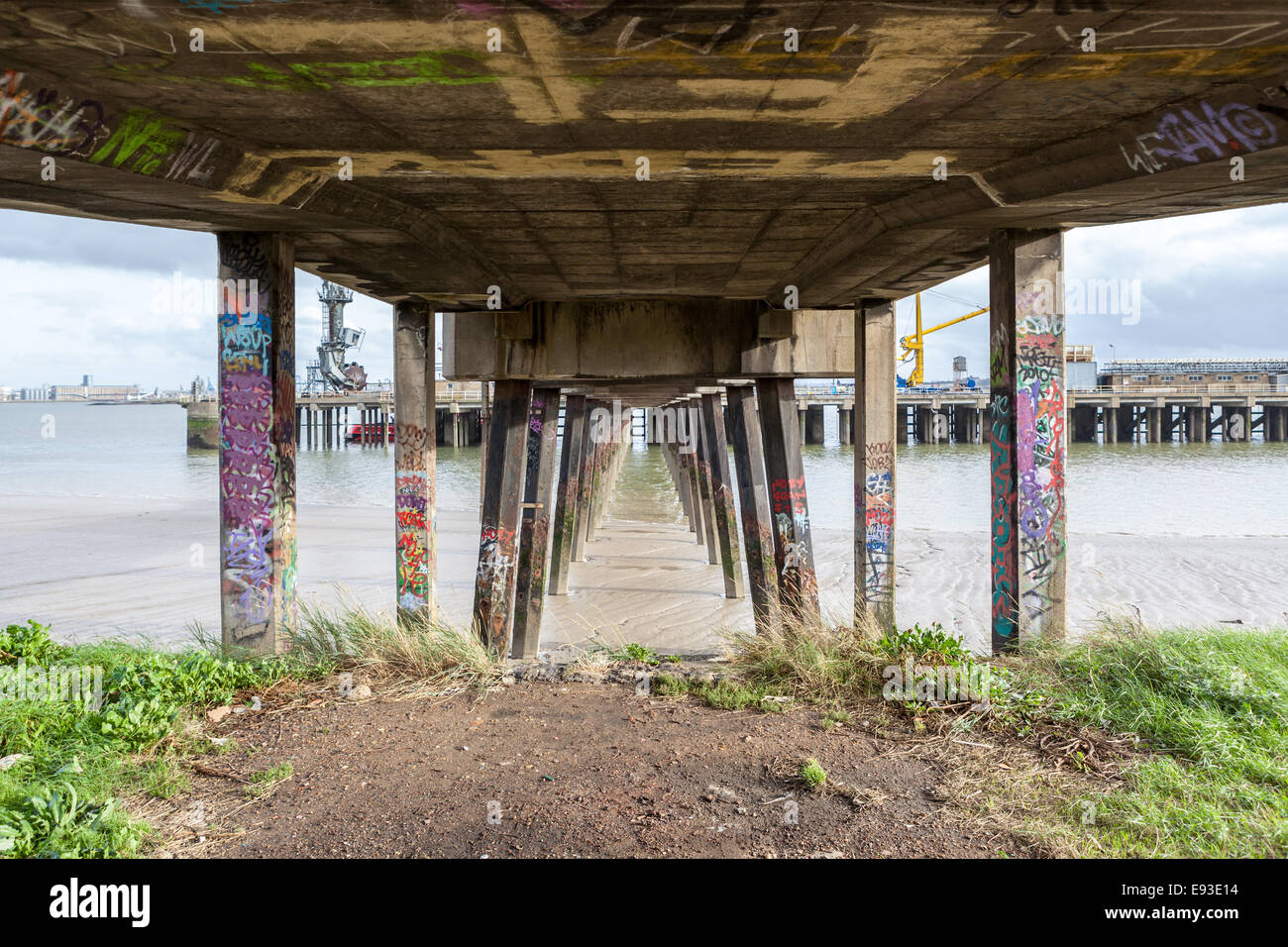 Underneath a concrete jetty Stock Photo - Alamy