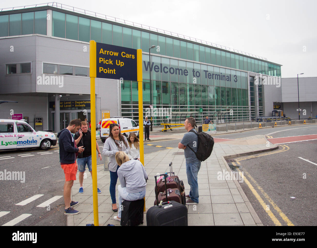 Manchester airport terminal entrance arrivals hi-res stock photography ...