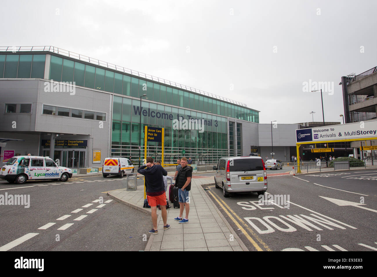 Manchester airport terminal entrance arrivals hi-res stock photography ...