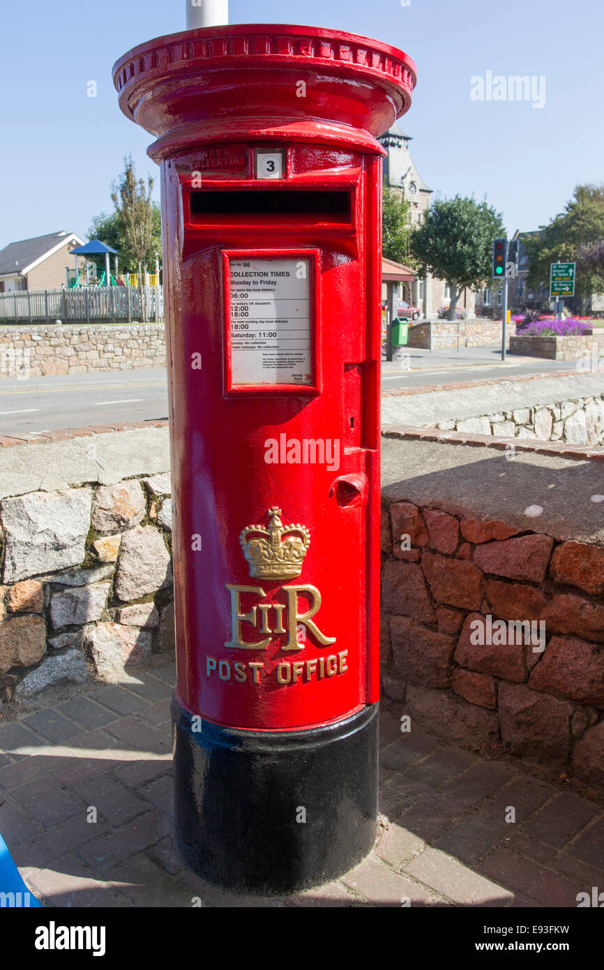 old style Post Office Red pillar Box ER Stock Photo - Alamy